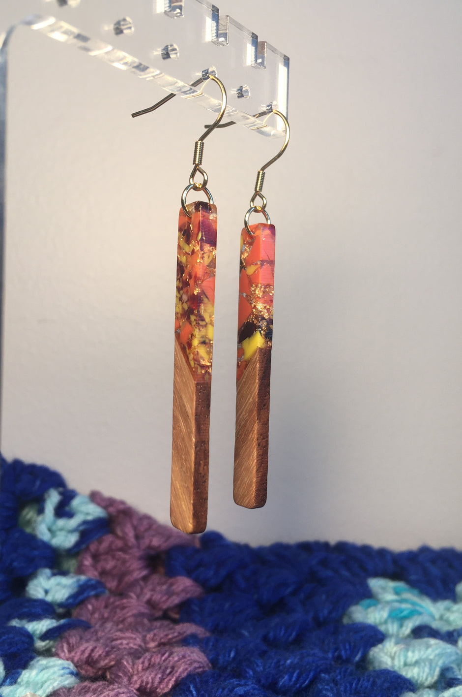 Bijoux faits à la main. Bijoux estampées. Collier en perles. Acrylique ...